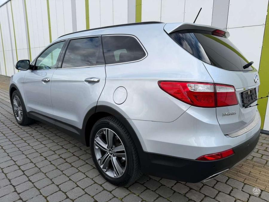 Grey Hyundai Grand Santa Fe 2015 in Raseiniai, with an engine capacity of 2.20 L and mileage of 201 thousand km for 11300 €, photo 4 on AUTOMOTO.COM.LV