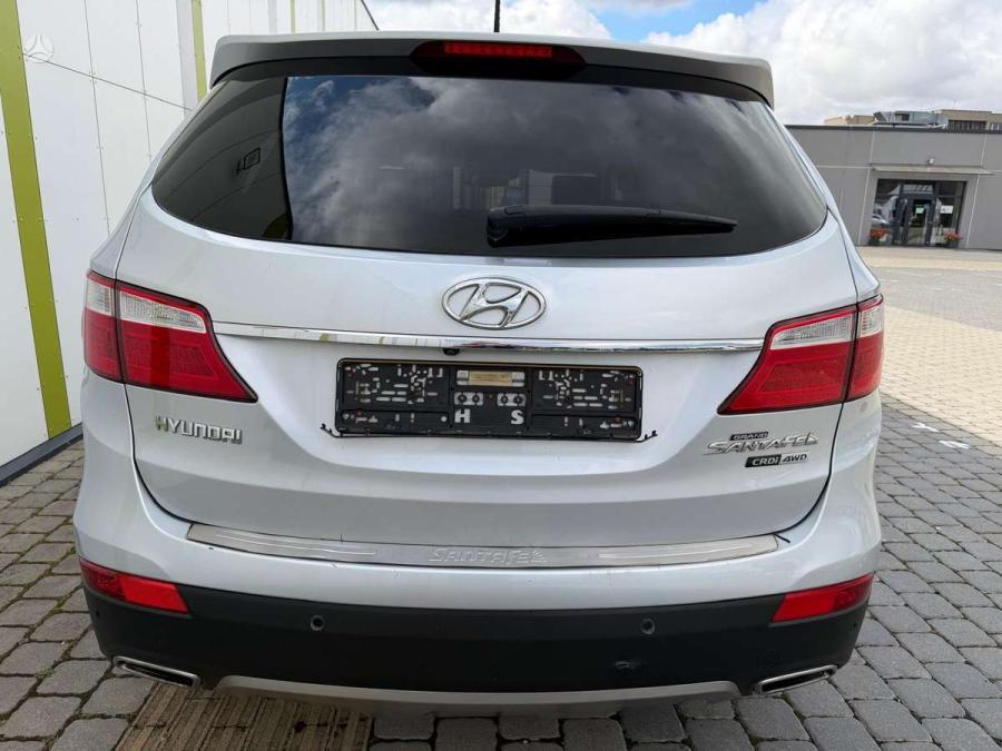 Grey Hyundai Grand Santa Fe 2015 in Raseiniai, with an engine capacity of 2.20 L and mileage of 201 thousand km for 11300 €, photo 5 on AUTOMOTO.COM.LV