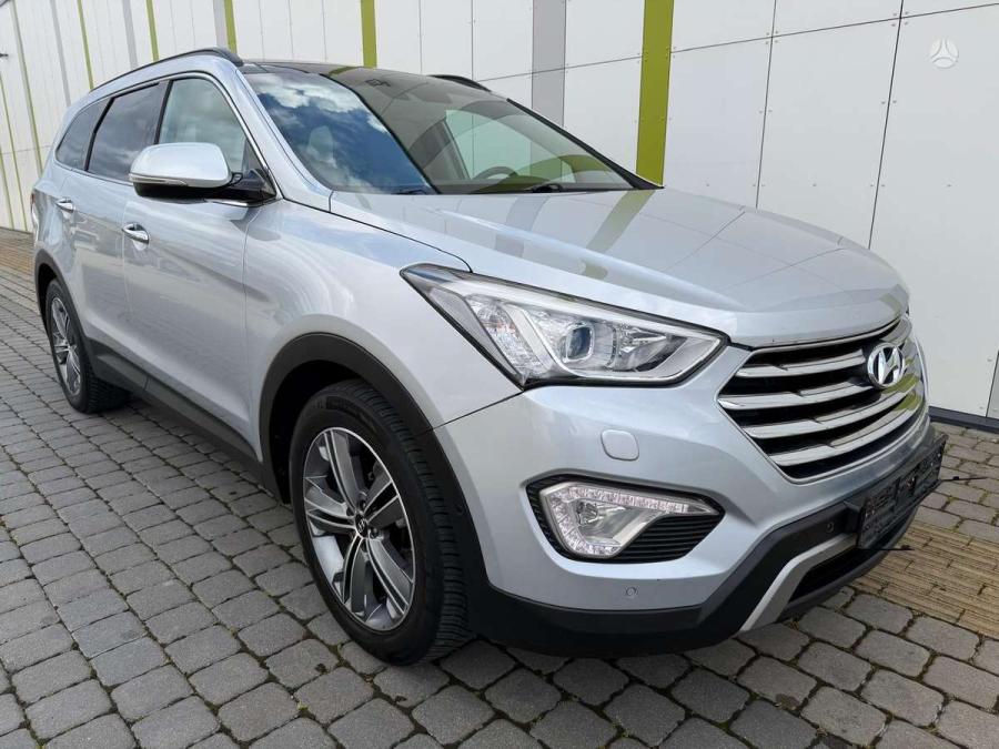 Grey Hyundai Grand Santa Fe 2015 in Raseiniai, with an engine capacity of 2.20 L and mileage of 201 thousand km for 11300 €, photo 8 on AUTOMOTO.COM.LV