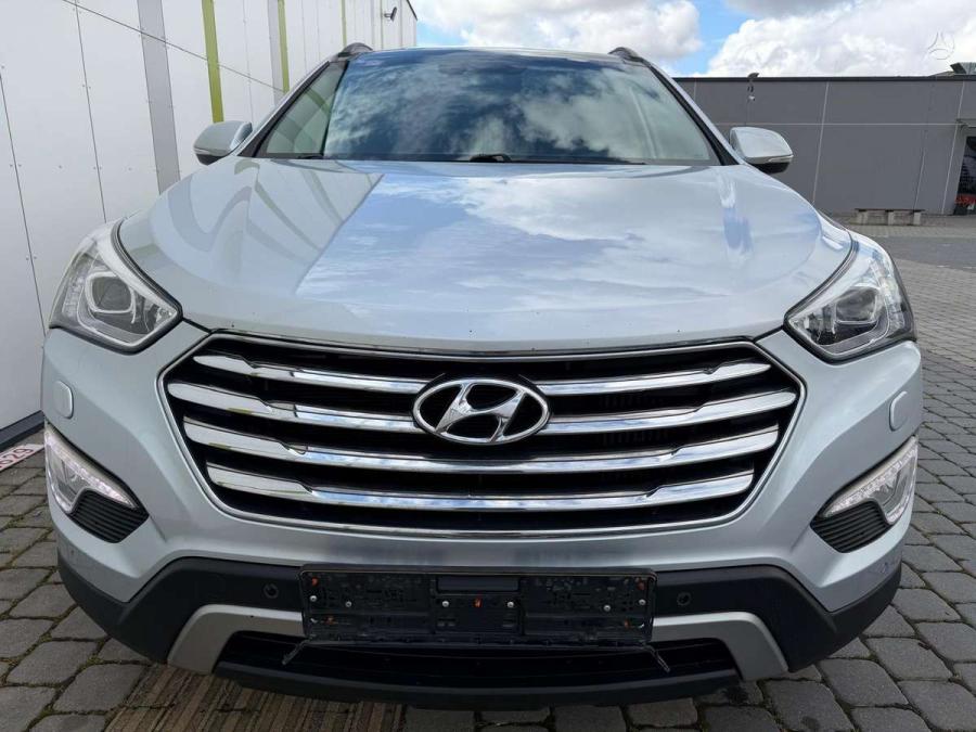 Grey Hyundai Grand Santa Fe 2015 in Raseiniai, with an engine capacity of 2.20 L and mileage of 201 thousand km for 11300 €, photo 9 on AUTOMOTO.COM.LV