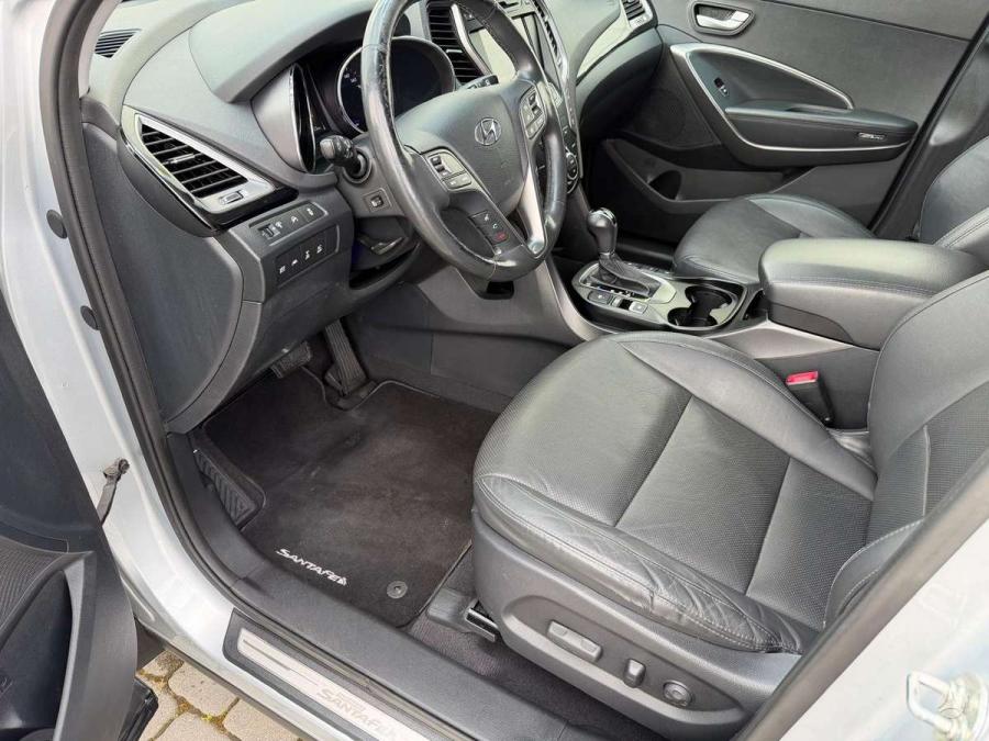 Grey Hyundai Grand Santa Fe 2015 in Raseiniai, with an engine capacity of 2.20 L and mileage of 201 thousand km for 11300 €, photo 10 on AUTOMOTO.COM.LV