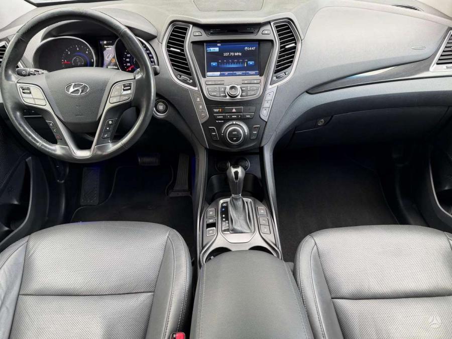 Grey Hyundai Grand Santa Fe 2015 in Raseiniai, with an engine capacity of 2.20 L and mileage of 201 thousand km for 11300 €, photo 11 on AUTOMOTO.COM.LV