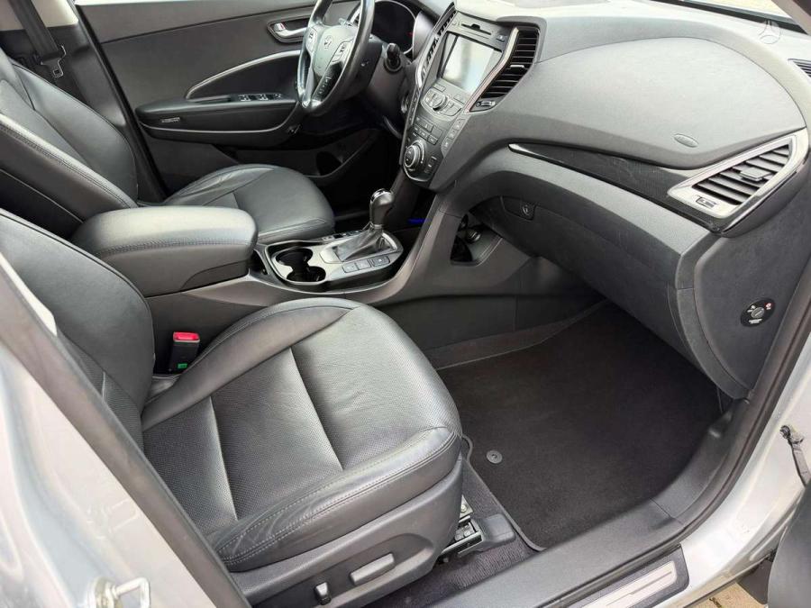 Grey Hyundai Grand Santa Fe 2015 in Raseiniai, with an engine capacity of 2.20 L and mileage of 201 thousand km for 11300 €, photo 12 on AUTOMOTO.COM.LV
