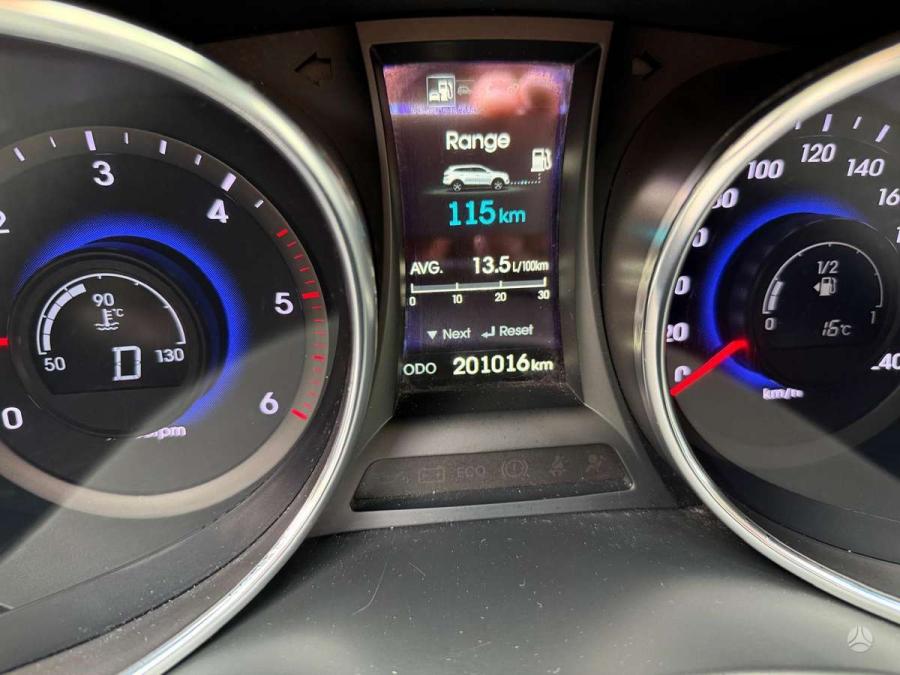 Grey Hyundai Grand Santa Fe 2015 in Raseiniai, with an engine capacity of 2.20 L and mileage of 201 thousand km for 11300 €, photo 13 on AUTOMOTO.COM.LV