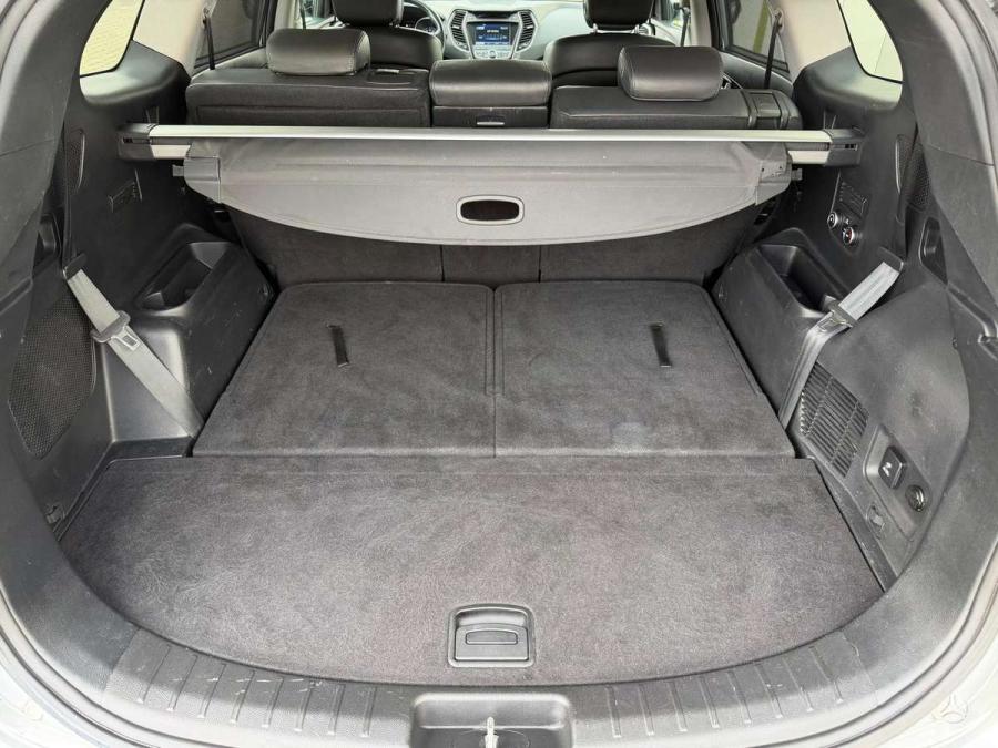 Grey Hyundai Grand Santa Fe 2015 in Raseiniai, with an engine capacity of 2.20 L and mileage of 201 thousand km for 11300 €, photo 19 on AUTOMOTO.COM.LV