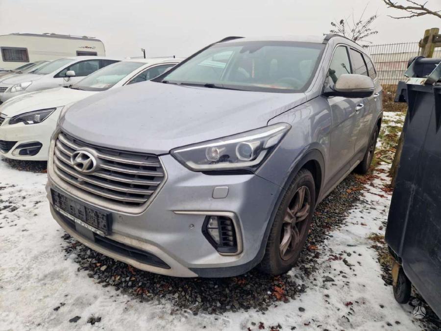 Grey Hyundai Grand Santa Fe 2017 in Birstonas, with an engine capacity of 2.20 L and mileage of 205 thousand km for 10700 €, photo 2 on AUTOMOTO.COM.LV