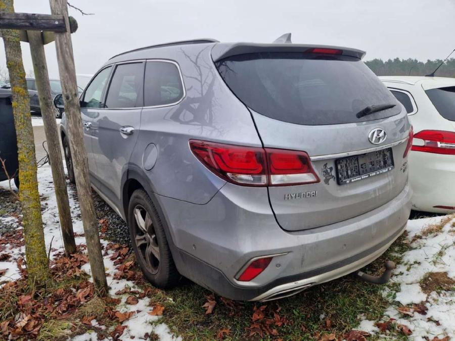 Grey Hyundai Grand Santa Fe 2017 in Birstonas, with an engine capacity of 2.20 L and mileage of 205 thousand km for 10700 €, photo 3 on AUTOMOTO.COM.LV
