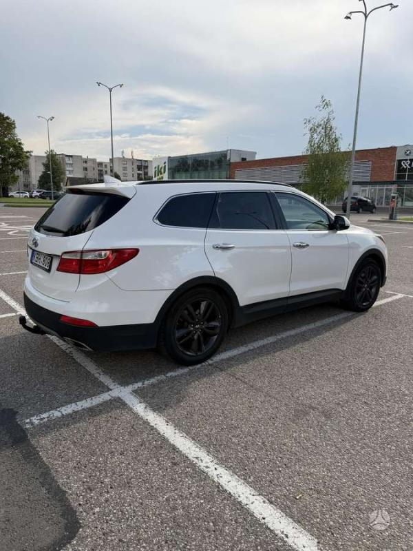 White Hyundai Grand Santa Fe 2014 in Marijampole, with an engine capacity of 3.34 L and mileage of 152 thousand km for 10200 €, photo 3 on AUTOMOTO.COM.LV