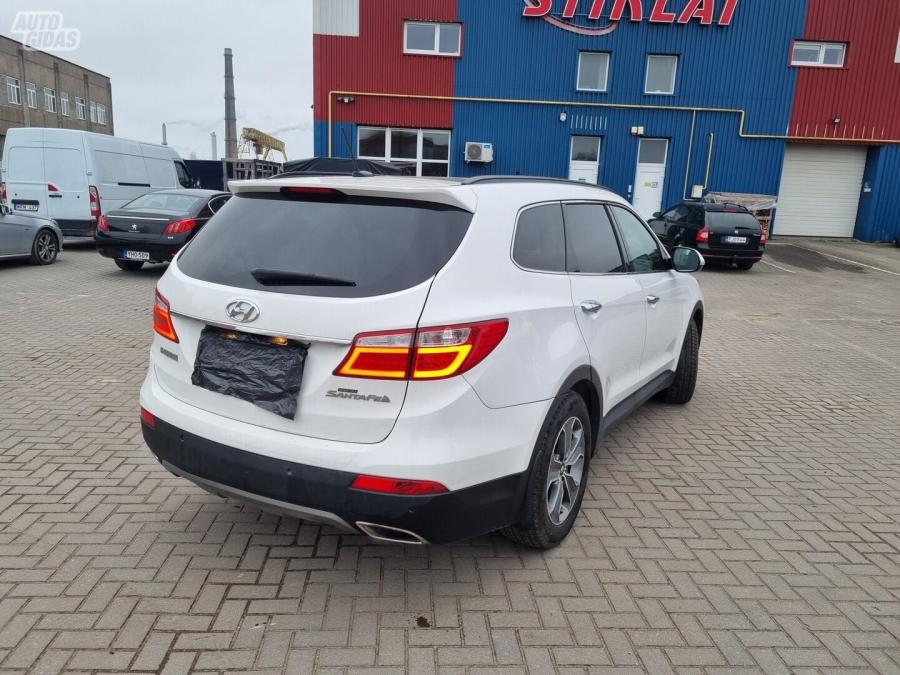 White Hyundai Grand Santa Fe 2015 in Alytus, with an engine capacity of 3.30 L and mileage of 84 thousand km for 13150 €, photo 6 on AUTOMOTO.COM.LV