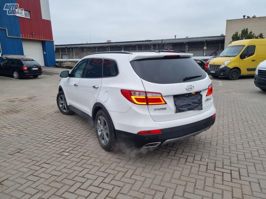 White Hyundai Grand Santa Fe 2015 in Alytus, with an engine capacity of 3.30 L and mileage of 84 thousand km for 13150 €, photo 7 on AUTOMOTO.COM.LV