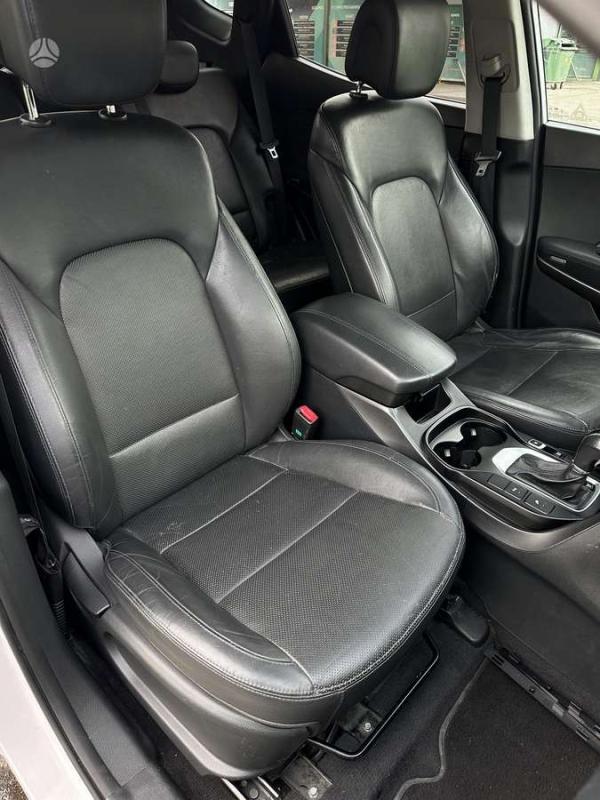 Hyundai Grand Santa Fe 2016 Utena vietnē Balts Hyundai Grand Santa Fe 2016 Utena, ar dzinēja tilpumu 2.20 L un nobraukumu 210 tūkst. km par 13600 €, foto 11 vietnē AUTOMOTO.COM.LV