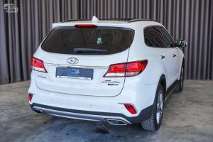 White Hyundai Grand Santa Fe 2017 in Marijampole, with an engine capacity of 2.20 L and mileage of 88 thousand km for 20850 €, photo 12 on AUTOMOTO.COM.LV