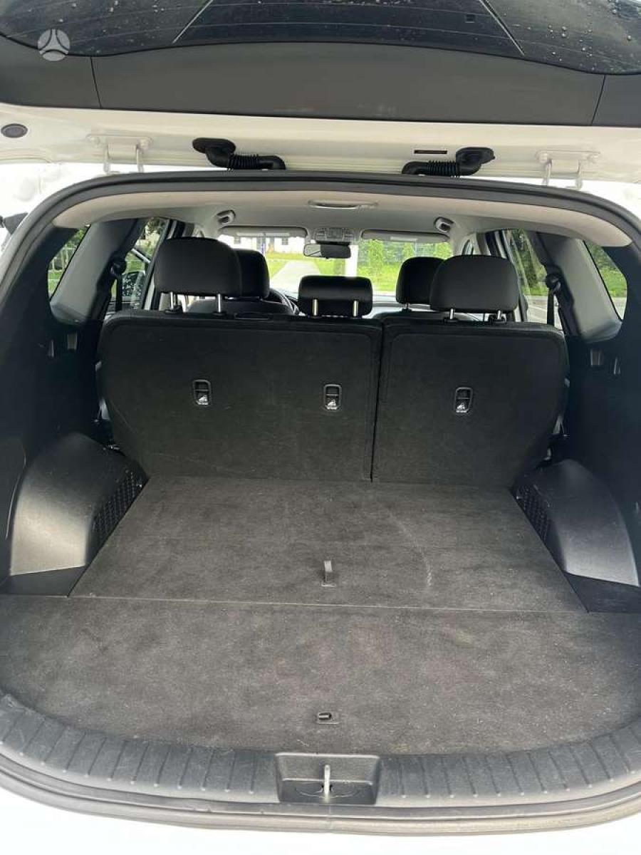 White Hyundai Grand Santa Fe 2019 in Kaunas, with an engine capacity of 2.40 L and mileage of 208 thousand km for 14500 €, photo 12 on AUTOMOTO.COM.LV