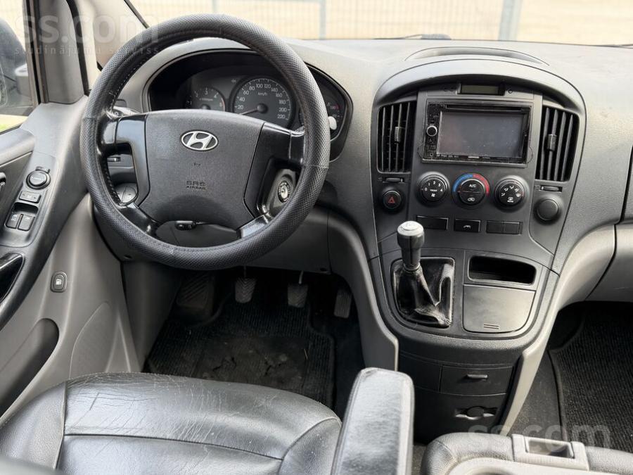 Black Hyundai H-1 2010 in Riga, with an engine capacity of 2.50 L and mileage of 334 thousand km for 4500 €, photo 5 on AUTOMOTO.COM.LV
