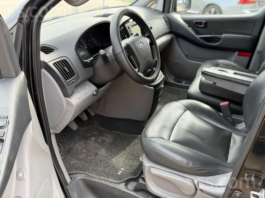 Black Hyundai H-1 2010 in Riga, with an engine capacity of 2.50 L and mileage of 334 thousand km for 4500 €, photo 7 on AUTOMOTO.COM.LV