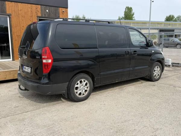 Melns Hyundai H-1 2010 Rīga, ar dzinēja tilpumu 2.50 L un nobraukumu 334 tūkst. km par 4500 €, foto 3 vietnē AUTOMOTO.COM.LV