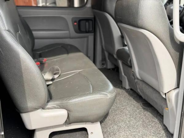 Melns Hyundai H-1 2010 Rīga, ar dzinēja tilpumu 2.50 L un nobraukumu 334 tūkst. km par 4500 €, foto 9 vietnē AUTOMOTO.COM.LV