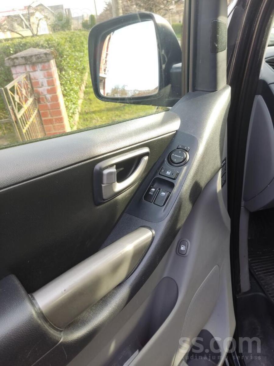 Black Hyundai H-1 2012 in Riga, with an engine capacity of 2.50 L and mileage of 282 thousand km for 7200 €, photo 7 on AUTOMOTO.COM.LV