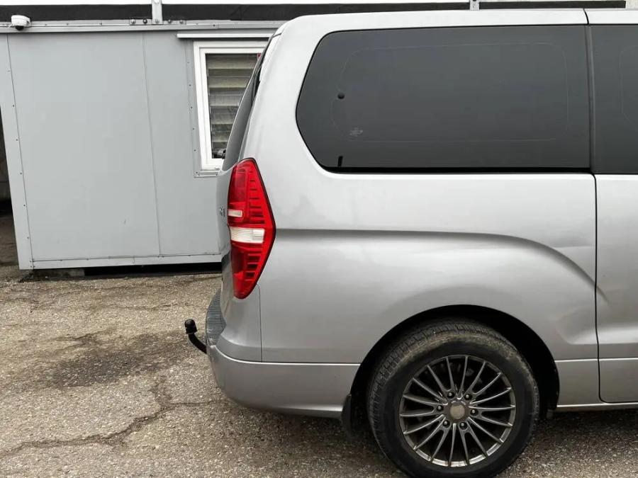 Grey Hyundai H-1 2013 in Daugavpils, with an engine capacity of 2.50 L and mileage of 279 thousand km for 6999 €, photo 8 on AUTOMOTO.COM.LV