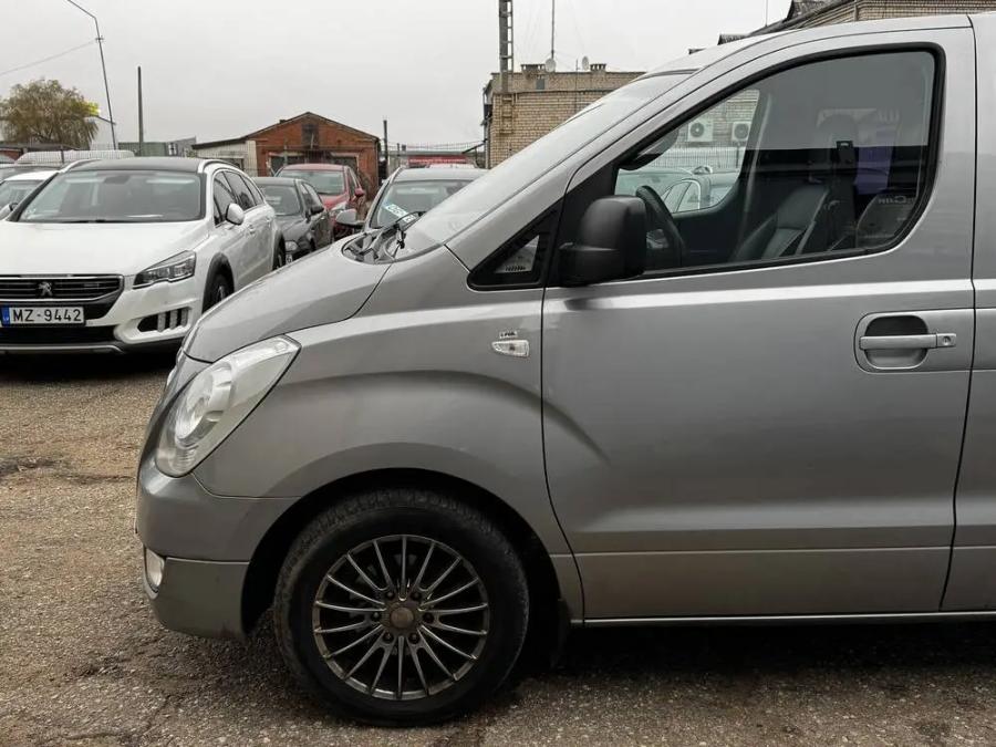 Grey Hyundai H-1 2013 in Daugavpils, with an engine capacity of 2.50 L and mileage of 279 thousand km for 6999 €, photo 9 on AUTOMOTO.COM.LV