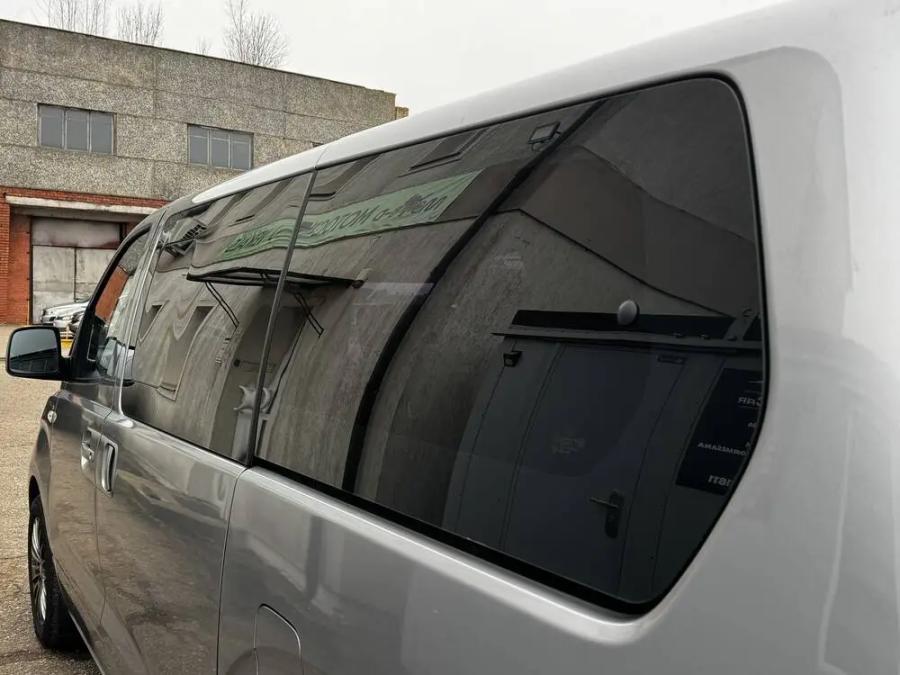 Grey Hyundai H-1 2013 in Daugavpils, with an engine capacity of 2.50 L and mileage of 279 thousand km for 6999 €, photo 10 on AUTOMOTO.COM.LV