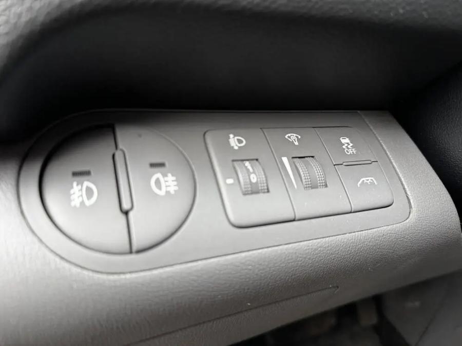 Grey Hyundai H-1 2013 in Daugavpils, with an engine capacity of 2.50 L and mileage of 279 thousand km for 6999 €, photo 22 on AUTOMOTO.COM.LV