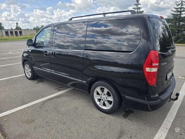 Black Hyundai H1 2010 in Panevezys, with an engine capacity of 2.50 L and mileage of 283 thousand km for 6800 €, photo 2 on AUTOMOTO.COM.LV