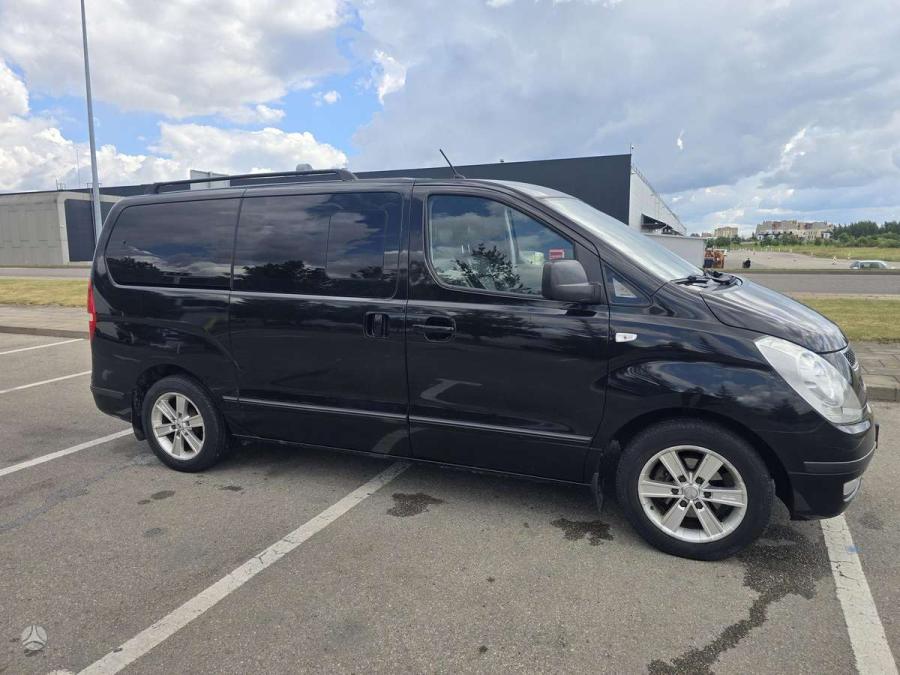 Melns Hyundai H1 2010 Panevēža, ar dzinēja tilpumu 2.50 L un nobraukumu 283 tūkst. km par 6800 €, foto 4 vietnē AUTOMOTO.COM.LV