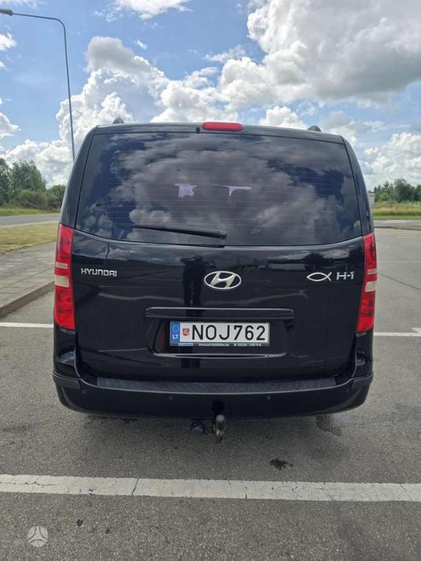 Black Hyundai H1 2010 in Panevezys, with an engine capacity of 2.50 L and mileage of 283 thousand km for 6800 €, photo 6 on AUTOMOTO.COM.LV