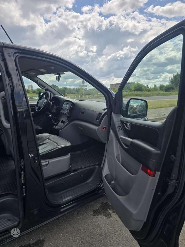 Black Hyundai H1 2010 in Panevezys, with an engine capacity of 2.50 L and mileage of 283 thousand km for 6800 €, photo 8 on AUTOMOTO.COM.LV