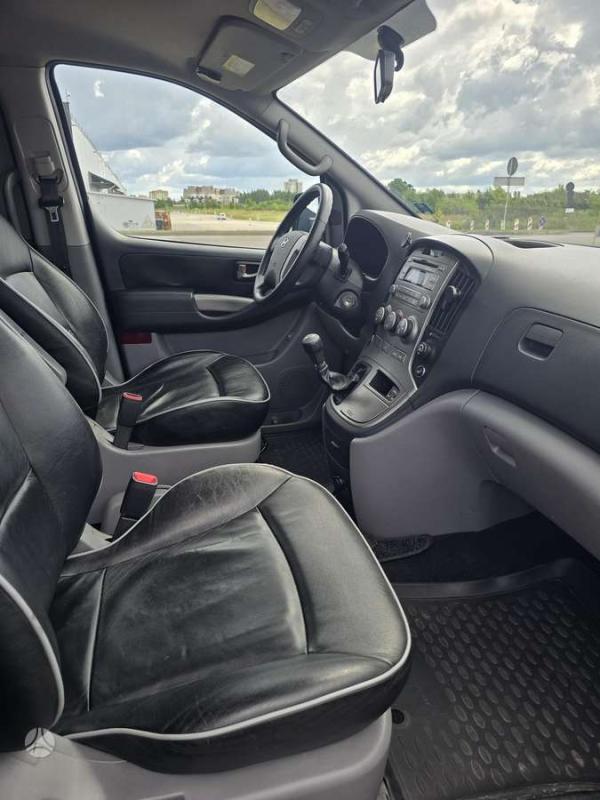 Black Hyundai H1 2010 in Panevezys, with an engine capacity of 2.50 L and mileage of 283 thousand km for 6800 €, photo 9 on AUTOMOTO.COM.LV