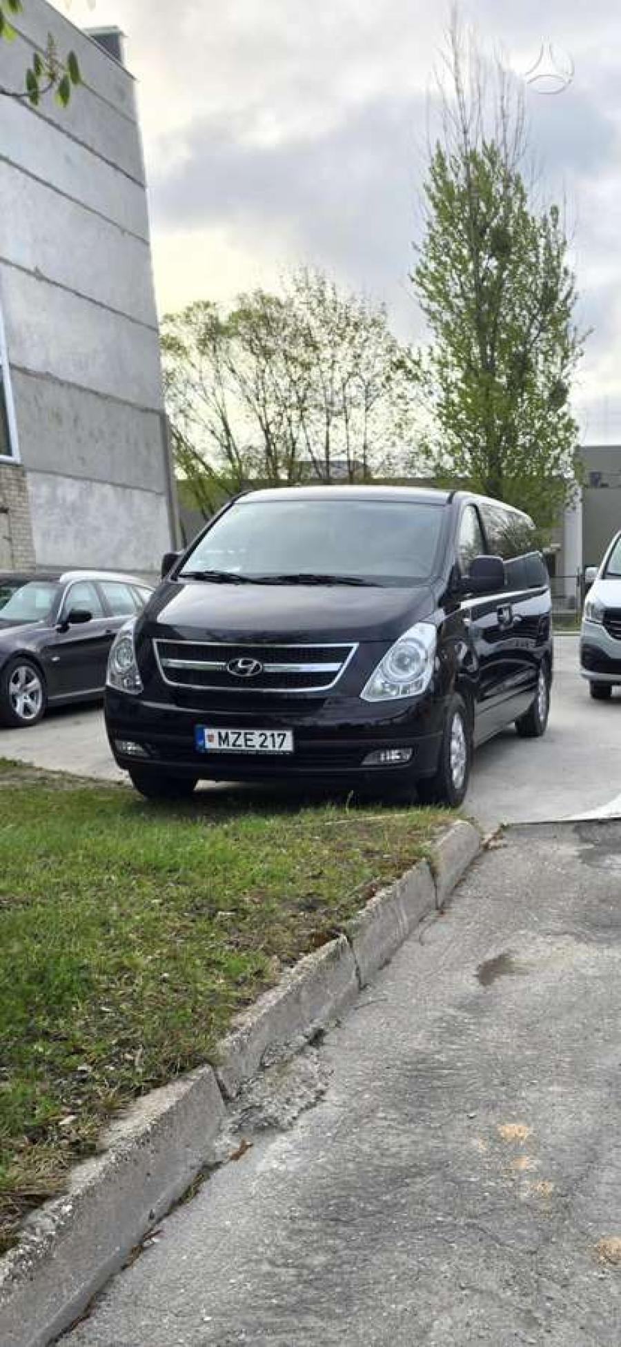 Black Hyundai H1 2010 in Kaunas, with an engine capacity of 2.50 L and mileage of 353 thousand km for 1850 €, photo 1 on AUTOMOTO.COM.LV