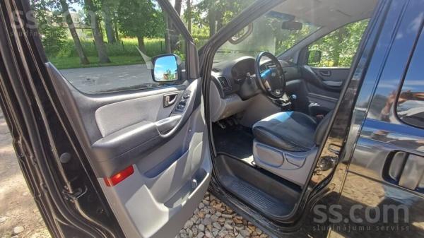 Black Hyundai H1 2008 in Ogre, with an engine capacity of 2.50 L and mileage of 421 thousand km for 3500 €, photo 4 on AUTOMOTO.COM.LV