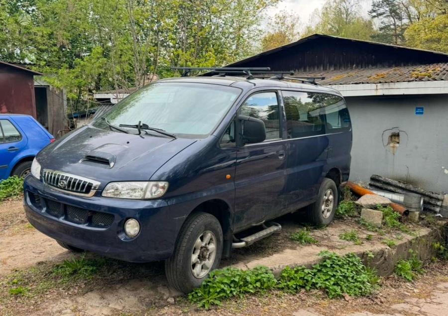 Black Hyundai H1 2001 in Vilnius, with an engine capacity of 2.48 L and mileage of 220 thousand km for 1200 €, photo 1 on AUTOMOTO.COM.LV
