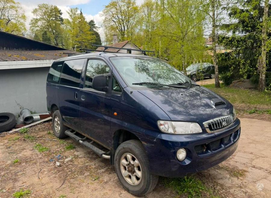 Black Hyundai H1 2001 in Vilnius, with an engine capacity of 2.48 L and mileage of 220 thousand km for 1200 €, photo 3 on AUTOMOTO.COM.LV