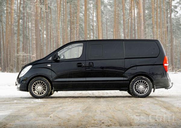Melns Hyundai H1 2013 Rīga, ar dzinēja tilpumu 2.50 L un nobraukumu 262 tūkst. km par 9190 €, foto 5 vietnē AUTOMOTO.COM.LV