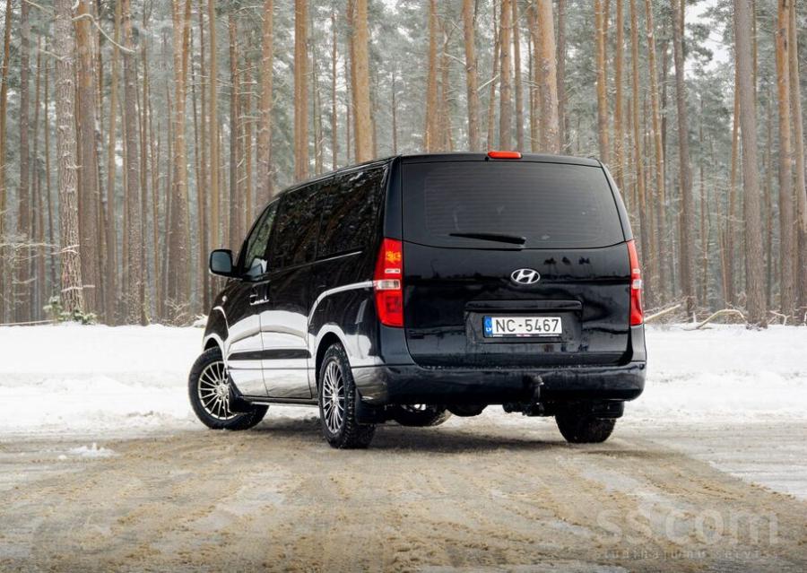 Black Hyundai H1 2013 in Riga, with an engine capacity of 2.50 L and mileage of 262 thousand km for 9190 €, photo 8 on AUTOMOTO.COM.LV