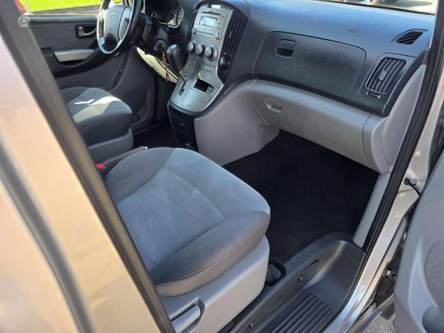 Pelēks Hyundai H1 2013 Marijampole, ar dzinēja tilpumu 2.50 L un nobraukumu 226 tūkst. km par 7200 €, foto 14 vietnē AUTOMOTO.COM.LV