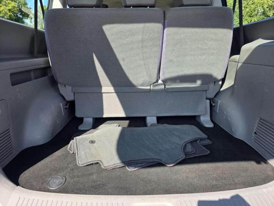 Pelēks Hyundai H1 2013 Marijampole, ar dzinēja tilpumu 2.50 L un nobraukumu 226 tūkst. km par 7200 €, foto 18 vietnē AUTOMOTO.COM.LV