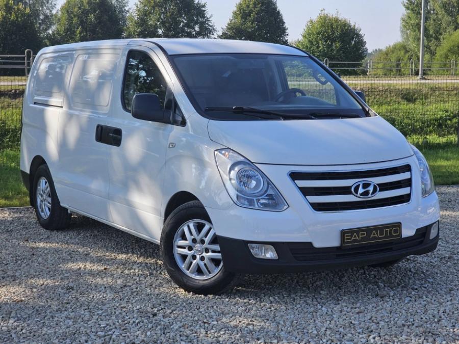 White Hyundai H1 2016 in Riga, with an engine capacity of 2.50 L and mileage of 179 thousand km for 8800 €, photo 1 on AUTOMOTO.COM.LV