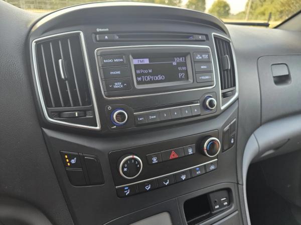 White Hyundai H1 2016 in Riga, with an engine capacity of 2.50 L and mileage of 179 thousand km for 8800 €, photo 5 on AUTOMOTO.COM.LV