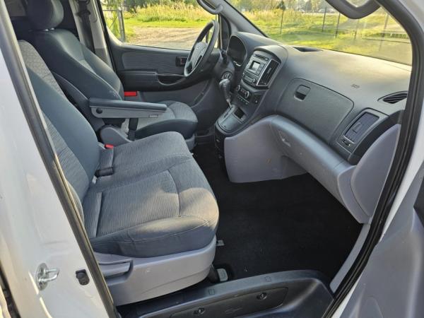 White Hyundai H1 2016 in Riga, with an engine capacity of 2.50 L and mileage of 179 thousand km for 8800 €, photo 8 on AUTOMOTO.COM.LV