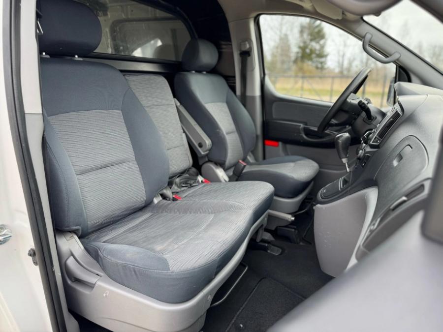 White Hyundai H1 2016 in Riga, with an engine capacity of 2.50 L and mileage of 179 thousand km for 8800 €, photo 15 on AUTOMOTO.COM.LV