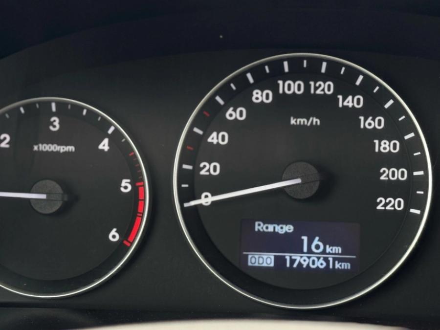 White Hyundai H1 2016 in Riga, with an engine capacity of 2.50 L and mileage of 179 thousand km for 8800 €, photo 24 on AUTOMOTO.COM.LV