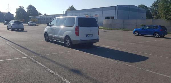 White Hyundai H1 2011 in Siauliai, with an engine capacity of 2.40 L and mileage of 330 thousand km for 2000 €, photo 1 on AUTOMOTO.COM.LV