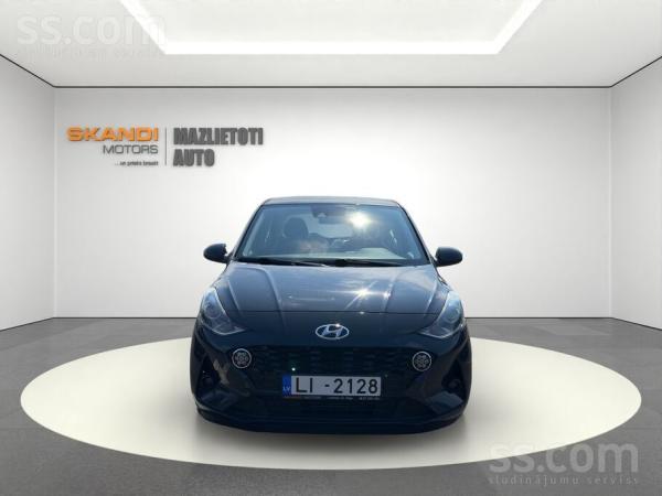 Black Hyundai i10 2021 in Riga, with an engine capacity of 1.20 L and mileage of 74 thousand km for 9490 €, photo 2 on AUTOMOTO.COM.LV
