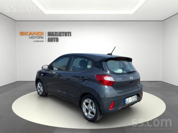 Black Hyundai i10 2021 in Riga, with an engine capacity of 1.20 L and mileage of 74 thousand km for 9490 €, photo 4 on AUTOMOTO.COM.LV