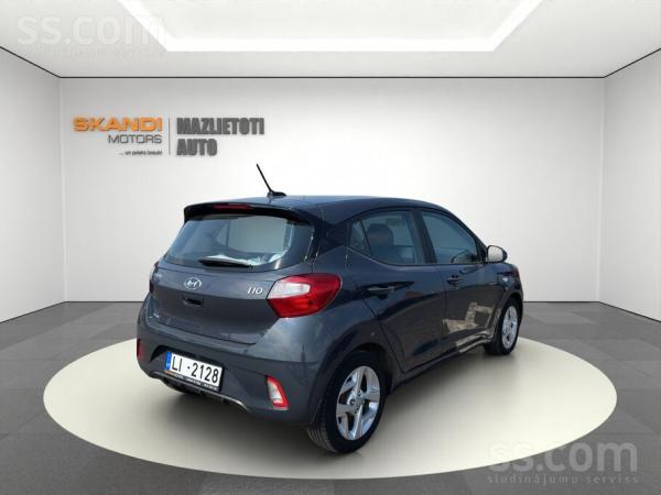 Black Hyundai i10 2021 in Riga, with an engine capacity of 1.20 L and mileage of 74 thousand km for 9490 €, photo 6 on AUTOMOTO.COM.LV