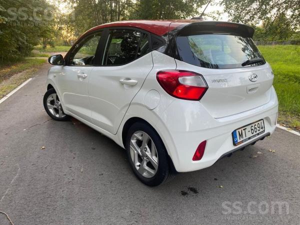 White Hyundai i10 2021 in Riga, with an engine capacity of 1.00 L and mileage of 31 thousand km for 10500 €, photo 2 on AUTOMOTO.COM.LV