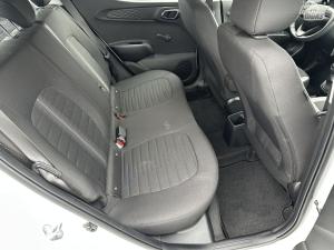 Balts Hyundai i10 2025 Avižieniai, ar dzinēja tilpumu 1.00 L un nobraukumu 1 tūkst. km par 13950 €, foto 7 vietnē AUTOMOTO.COM.LV